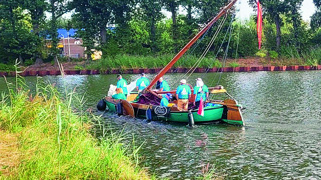 Historisch scheepje vaart met riet uit de kop van Overijssel naar Almelo